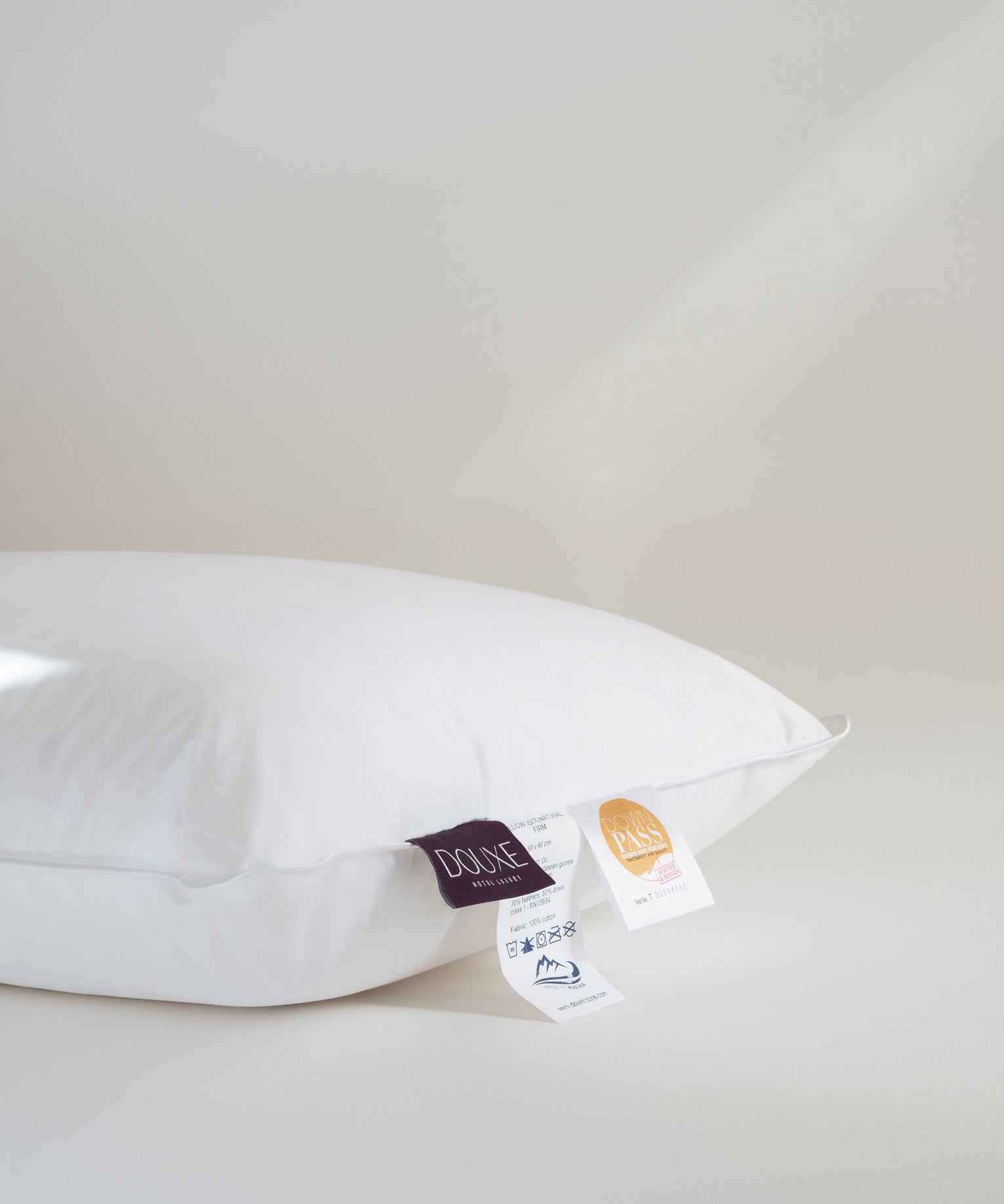 Hotel kussen DOUXE | Luxe Hotelkwaliteit | Kingsize 50x90cm | DOUXE ...